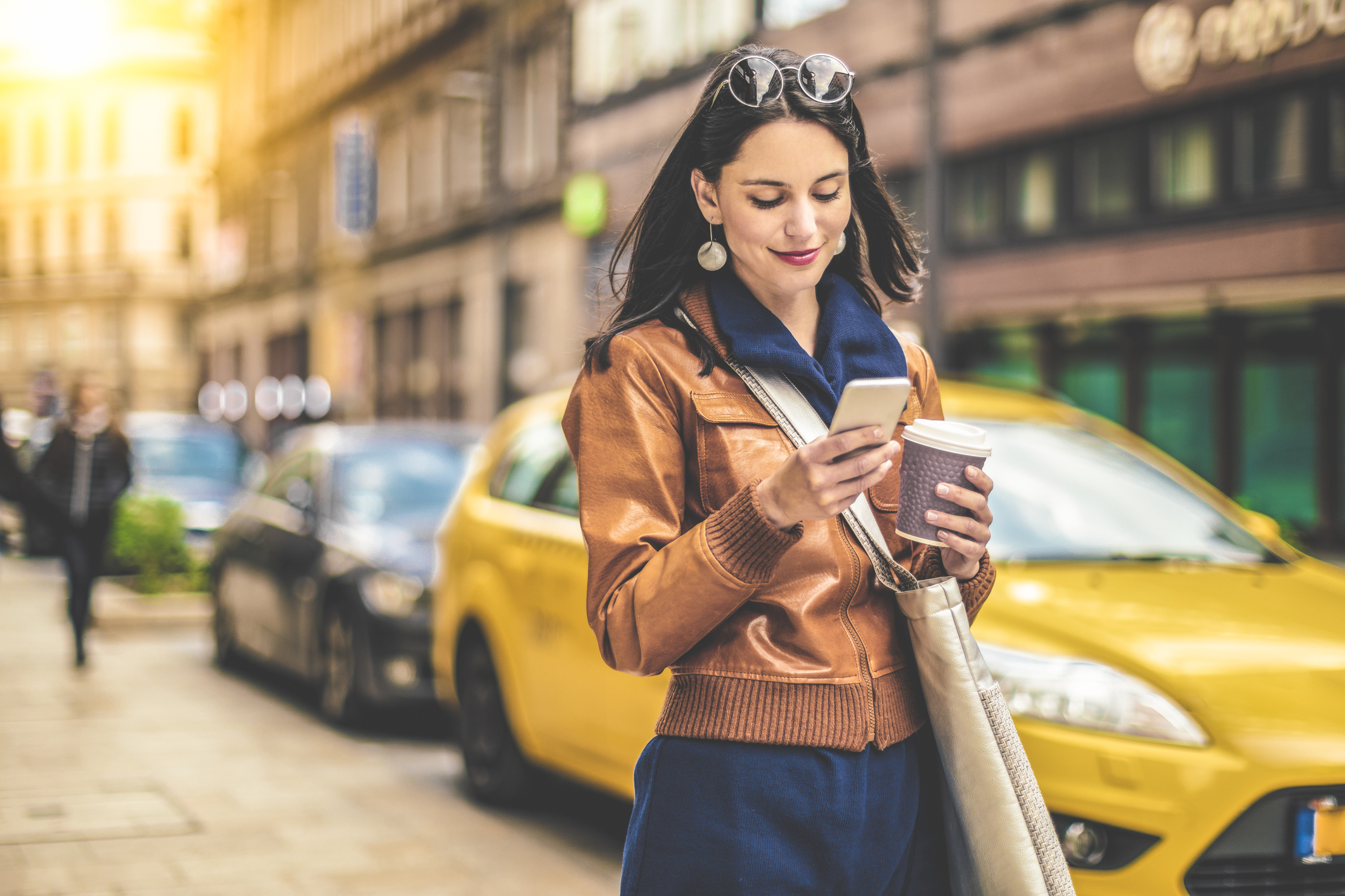 Beautiful woman spending time in the city | Universo CdMx